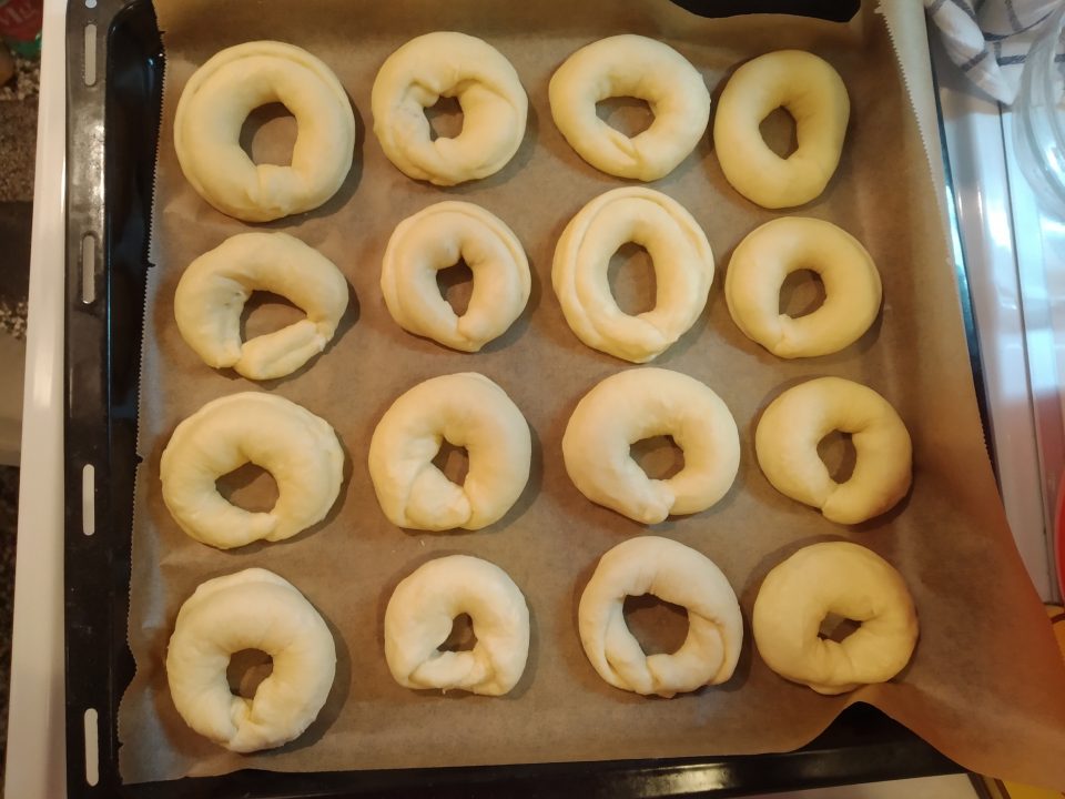 Zemička (bagel, djevrek) punjena kozijim ševr sirom – probalasam.com